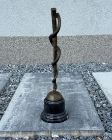 Bronzová socha Hůl Asklépia - lékařská symbolika