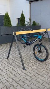 Stojan na kolo za sedlo se dřevěným nosníkem KACERLE KS-910 - 2 m Délka stojanu: 2 m, Povrchová úprava nohou: prášková barva (antracit), Druh dřeva: dubové dřevo