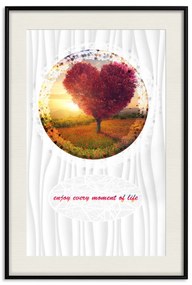 Plakát Užij si každý okamžik - srdcovitý strom a anglický citát na pozadí