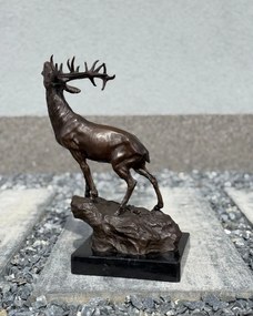 Bronzová socha Jelen – lovecká soška na skále, luxusní dekorace