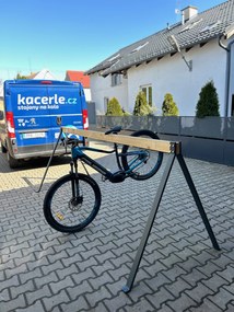 Stojan na kolo za sedlo se dřevěným nosníkem KACERLE KS-910 - 2 m Délka stojanu: 2 m, Povrchová úprava nohou: prášková barva (antracit), Druh dřeva: dubové dřevo