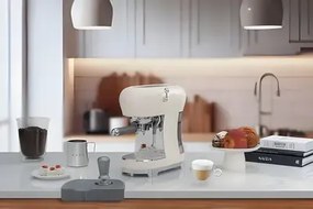 SMEG ECF01 krémová / Pákový kávovar