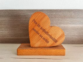 Dřevomuška Dřevěný stojan srdce z lásky, Možnost gravírování: Gravírování pouze jména