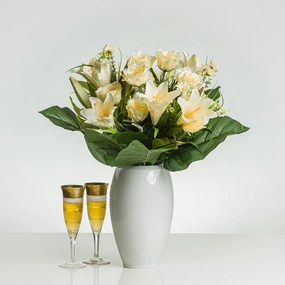 Růže a Lilia v šampanskožlté barvě. Aranžovaná kytice REGINA.