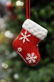 Červená vánoční ozdoba ponožka s vločkami 11cm