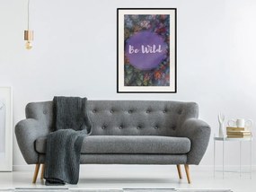 Plakát Buďte divocí - kompozice s anglickým textem na pozadí barevného lesa
