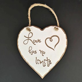AMADEA Dřevěná dekorace srdce s rytým textem Love has no limits 16 cm