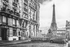 Samolepící tapeta černobílá Eiffelova věž z ulice Paříže - 225x150 cm