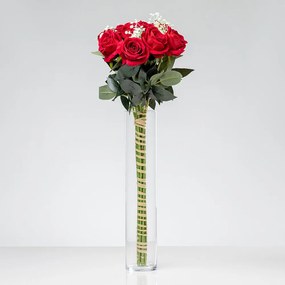 Kytice dlouhých růží v červené barvě