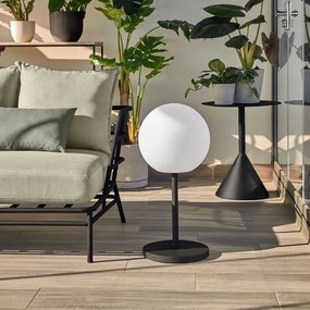 OnaDnes -20% Bílá plastová stolní LED lampa Kave Home Dinesh s černou podnoží