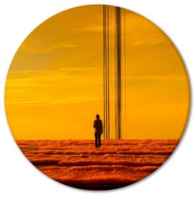 Kulatý obraz Osamělost v mracích - žena na pozadí intenzivně žluté oblohy