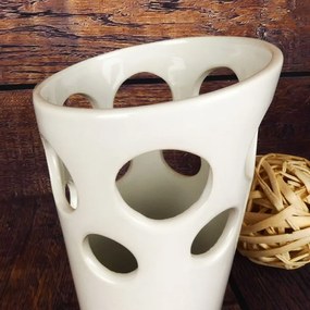 Bílá porcelánová váza s kruhovými výřezy- 24 cm