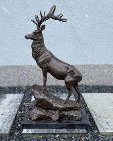 Luxusní lovecká bronzová socha - Jelen na skále