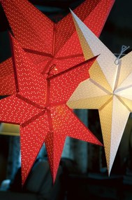 Watt & Veke Závěsná svítící hvězda Aino Red 60 cm, červená barva, papír