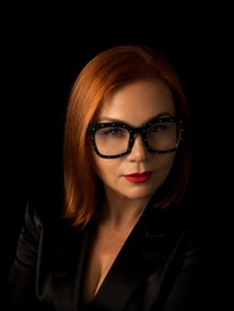 Dark Moody Studio – Dramatický studiový portrét na plátně z vaší fotky