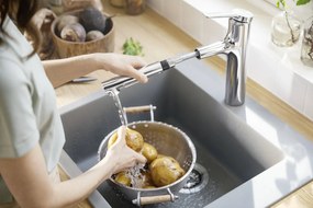 Hansgrohe Zesis M33, dřezová baterie 160, s výsuvnou sprškou, sBox lite, chromová, 74804000