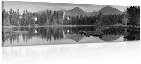 Obraz nádherné panorama hor u jezera v černobílém provedení - 150x50 cm