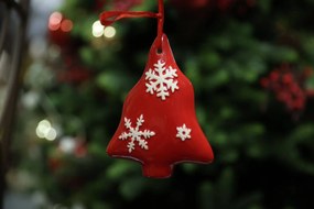 Červený závěsný vánoční stromek s vločkami 11cm