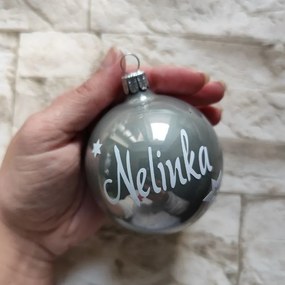 Skleněná vánoční koule se jménem - světle šedá LESK 7cm