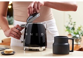 Černá rychlovarná konvice z nerezové oceli 800 ml Retro Style – SMEG