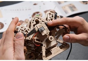 Ugears 3D dřevěné mechanické puzzle Motor V8