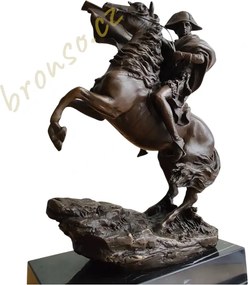 Napoleon na koni – bronzová socha, Napoleon překonávající Alpy