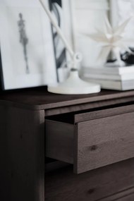 Komoda v dekoru dubu v tmavě přírodní barvě 110x70x45 cm Melstone – Rowico