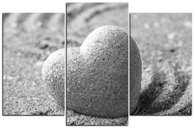 Obraz na plátně - Kámen ve tvaru srdce na písku 1161QC (135x90 cm)