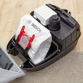 BOSCH BGB6X330 černá / Sáčkový vysavač / 600 W / 4 L / HEPA 13 / 75 dB