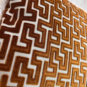 BOHOLOGY Medově hnědý sametový povlak na polštář Labyrinth 50 x 50 cm s třásněmi