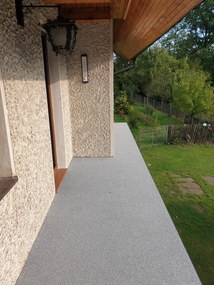 Báča Beton Kamenný koberec na podlahu Silver Frakce: Střední (1 – 4 mm), vydatnost setu 1,8 m², Doporučené použití v: interiéru - dvousložková epoxidová pryskyřice