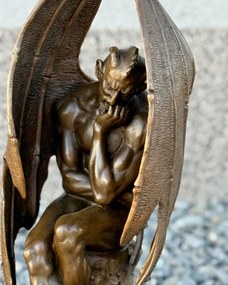 Bronzová socha -  Zadumaný Satan soška démona