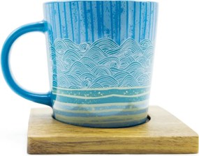 Porcelánový hrnek Blue Wave s akáciovým podšálkem, modrý, 350 ml – motiv oceánu, vln a mořských hřebenů