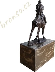 Bronzová socha beduína na velbloudovi – signováno Carvin, pravý bronz na mramoru