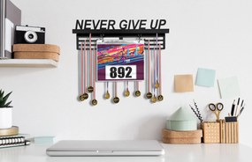 Kovový věšák na medaile a startovní čísla NEVER GIVE UP - černý