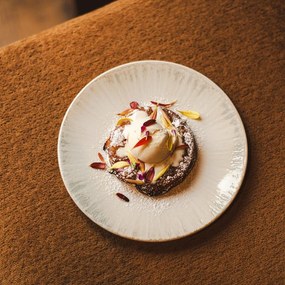 Světle šedý dezertní porcelánový talíř ø 21 cm Nuance – BonBistro
