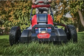 Milwaukee M18 FUEL™ sekačka s pojezdem 46 cm na dva akumulátory