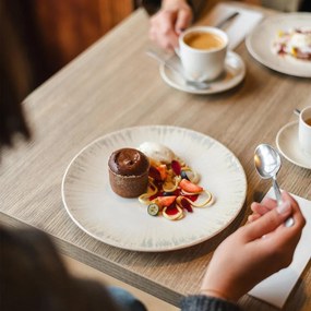 Světle šedý porcelánový talíř ø 25 cm Nuance – BonBistro