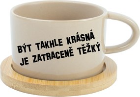 BÝT TAKHLE KRÁSNÁ JE ZATRACENÉ TEŽKÝ - krémový hrníček makronka 200 ml