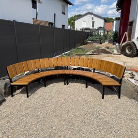 KULHÁNEK zahradní nábytek Půlkruhová lavice s opěrkou k ohništi Odstín nátěru: olej - bahenní dub, Odstín podnože: černá - RAL 9005