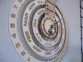 Dřevěný kalendář, nástěnné hodiny gravírované laserem I SENTOP PR0161 HODINY PREGLEJKA SK