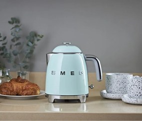 Světle zelená rychlovarná konvice z nerezové oceli 800 ml Retro Style – SMEG