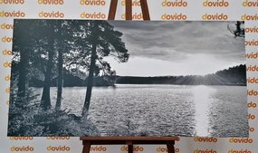Obraz západ slunce nad jezerem v černobílém provedení - 120x60 cm