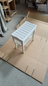 HOMCOM bambusová koupelnová stolička s policí, 47,5 × 26 × 44,5 cm, bílá