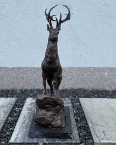 Luxusní lovecká bronzová socha - Jelen na skále