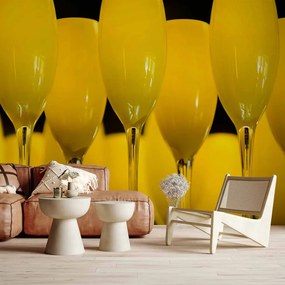 Fototapeta Oslava - skleničky na víno ze žlutého skla na černém monolitu