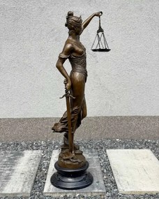 Bronzová socha Spravedlnosti velká