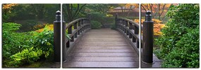 Obraz na plátně - Dřevěný most v podzimní zahradě - panoráma 5186C (90x30 cm)