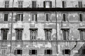 DIMEX | Samolepicí vliesová fototapeta na zeď Stará fasáda budovy MA-5-0798 | 375 x 250 cm | bílá, černá, šedá