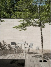 Světle šedá kovová zahradní židle Yua Wire – Blomus